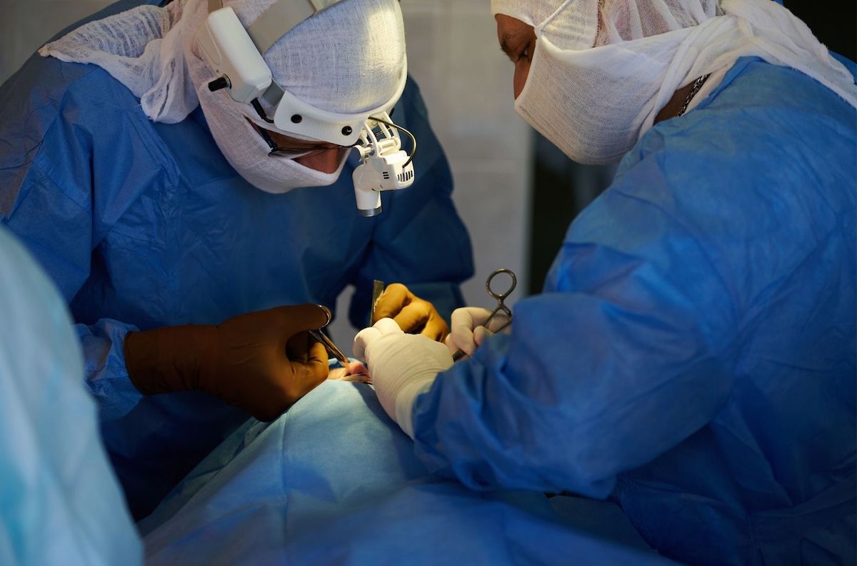 What is a Lighted Surgical Retractor? | Yasui Co., Ltd.