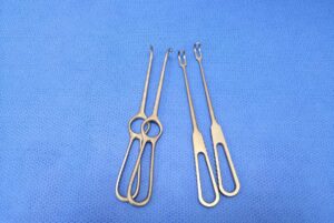 How to Hold Surgical Retractors | Yasui Co., Ltd.