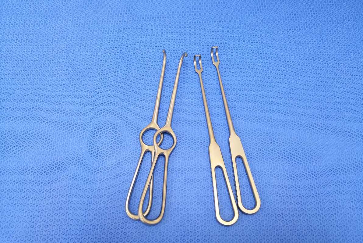 How to Hold Surgical Retractors | Yasui Co., Ltd.